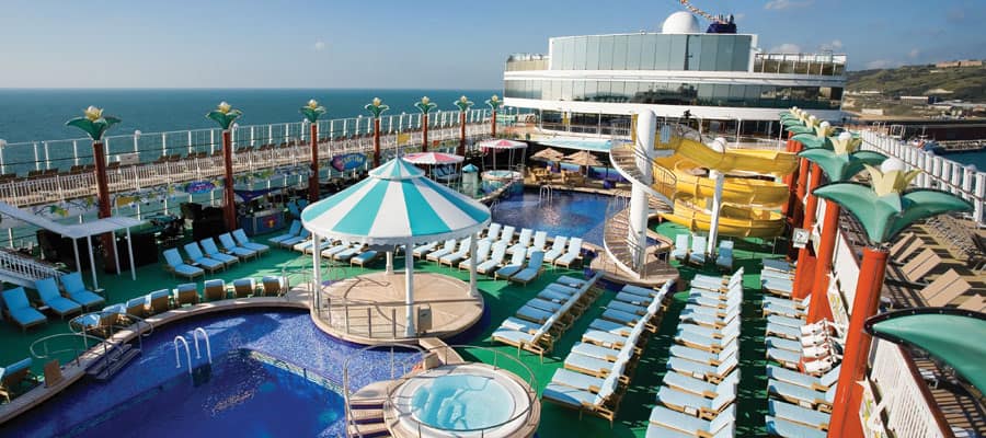 Piscinas y parque acuáticos del crucero | Norwegian Cruise Line